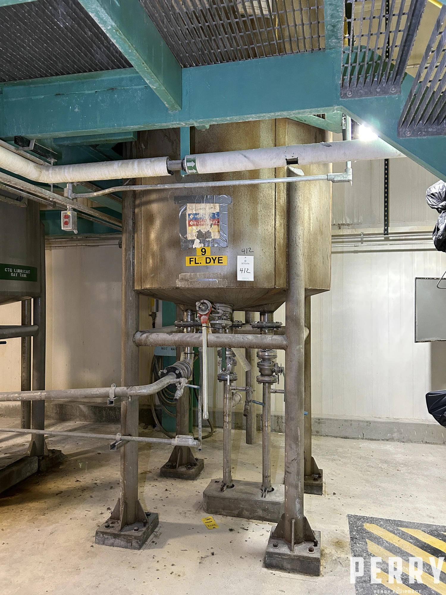 Used APACHE 1,000 GALLON Stainless Steel Tanks V889-412 | Perry Equipment