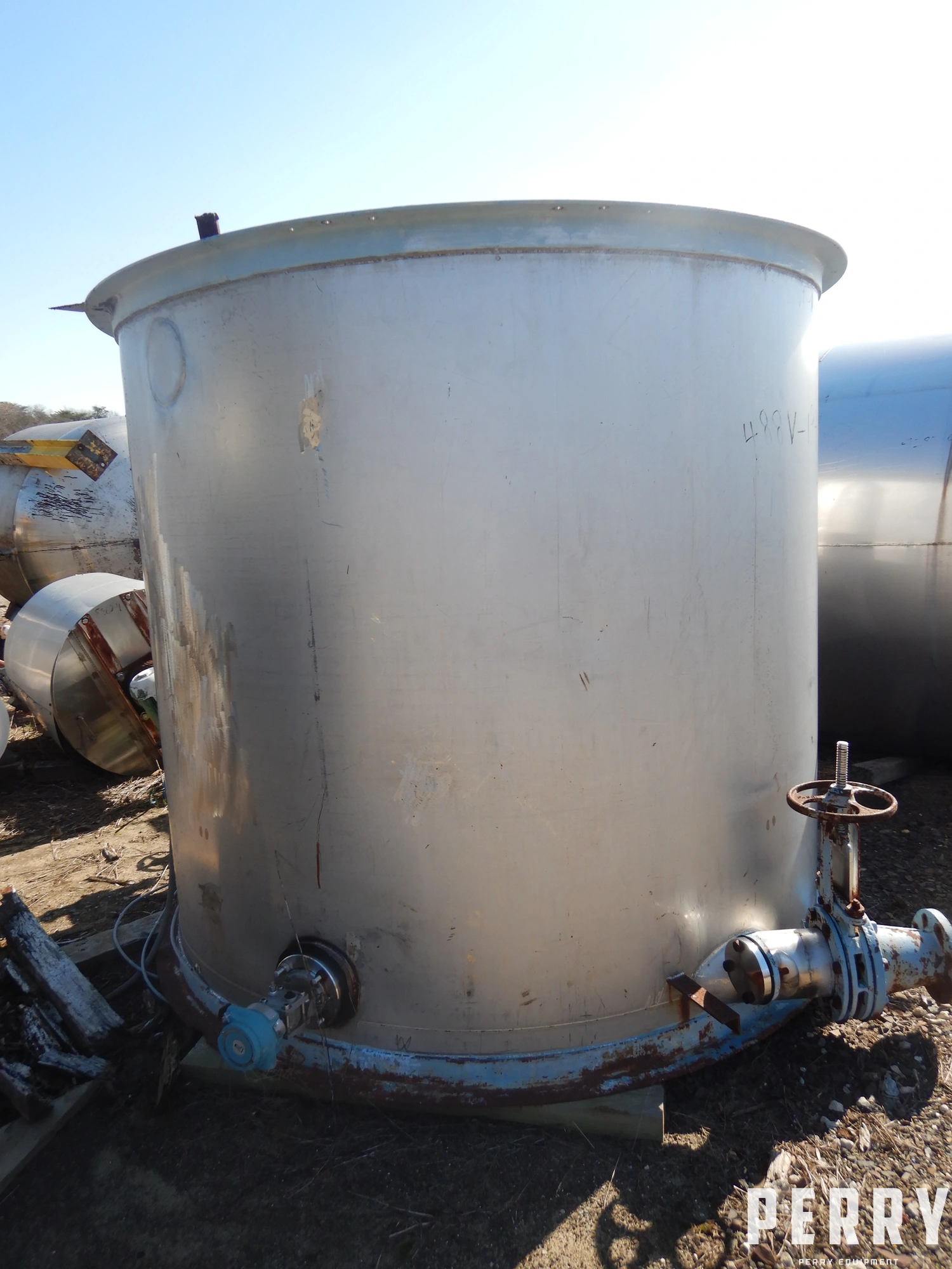Used 1,700 Gallon Stainless Steel Tanks 488-194 | Perry Equipment